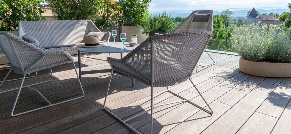 Spacious roof terrace with green planting – Cane-line.co.uk